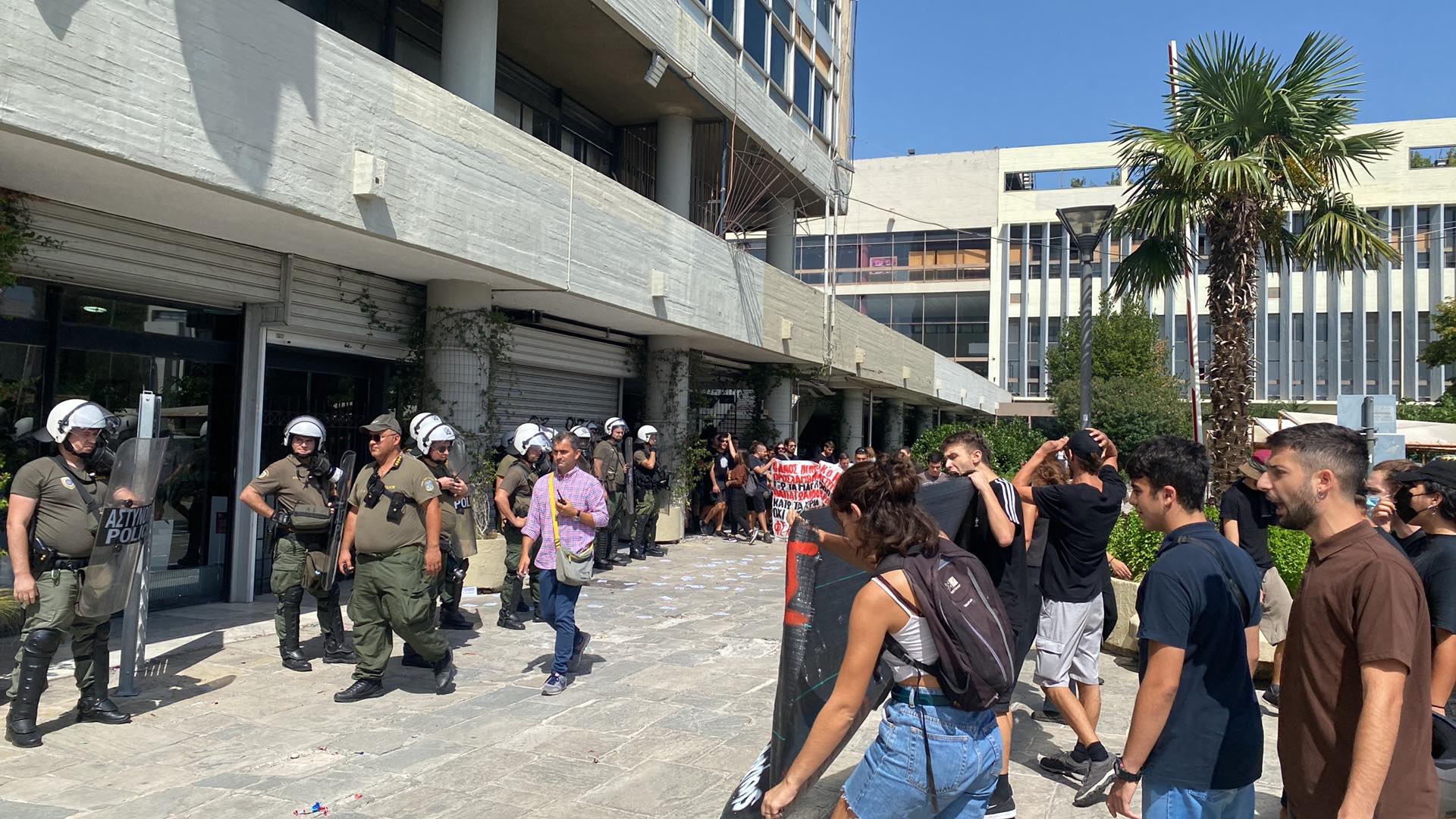 ΑΠΘ: Συγκέντρωση διαμαρτυρίας έξω από την Πρυτανεία | Parallaxi Magazine