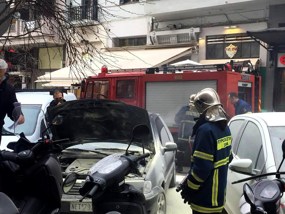 ΠΡΙΝ ΑΠΟ ΛΙΓΟ: Αμάξι πήρε φωτιά στο κέντρο της Θεσσαλονίκης | Parallaxi ...