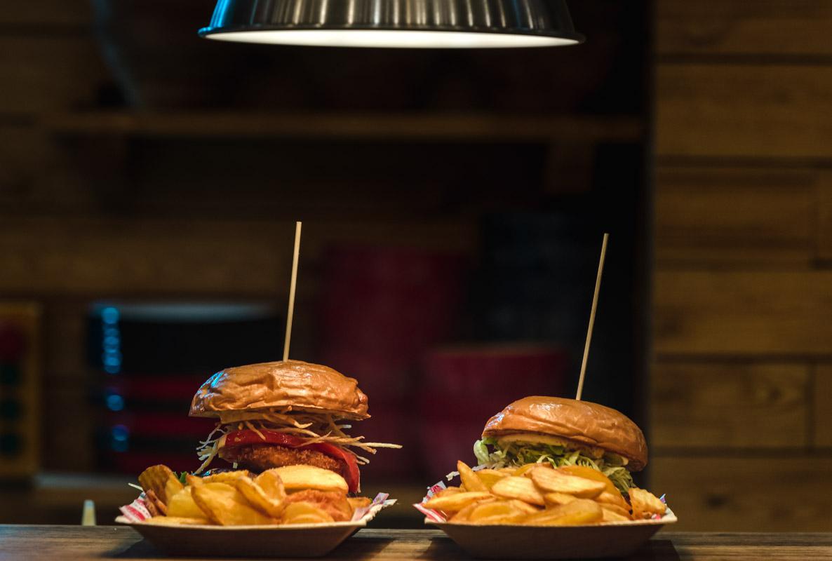 Eίναι η ώρα της Θεσσαλονίκης για burger στη νέα τροπική καλύβα της ...