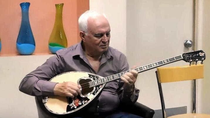 Πέθανε ο δεξιοτέχνης του μπουζουκιού Γιάννης Πολυκανδριώτης | Parallaxi ...