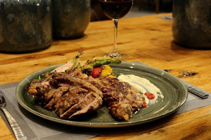 Το απόλυτο forest bar-restaurant με τη Θεσσαλονίκη πιάτο! | Parallaxi ...