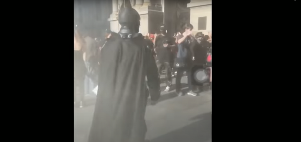 ΒΙΝΤΕΟ: O Batman “εμφανίζεται” στις διαδηλώσεις στις ΗΠΑ | Parallaxi ...