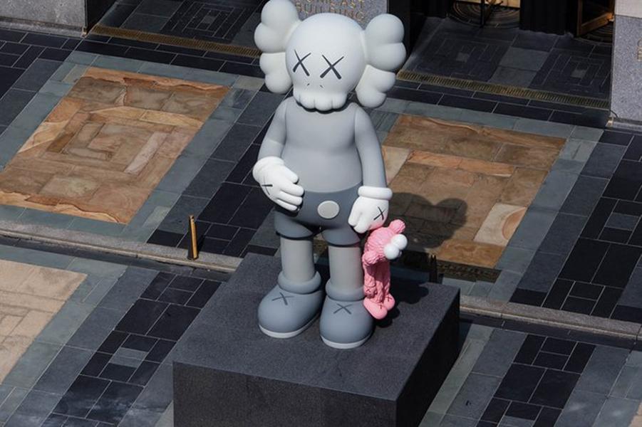 Ένα υπέροχο γλυπτό του KAWS μπροστά από το Rockefeller Center ...