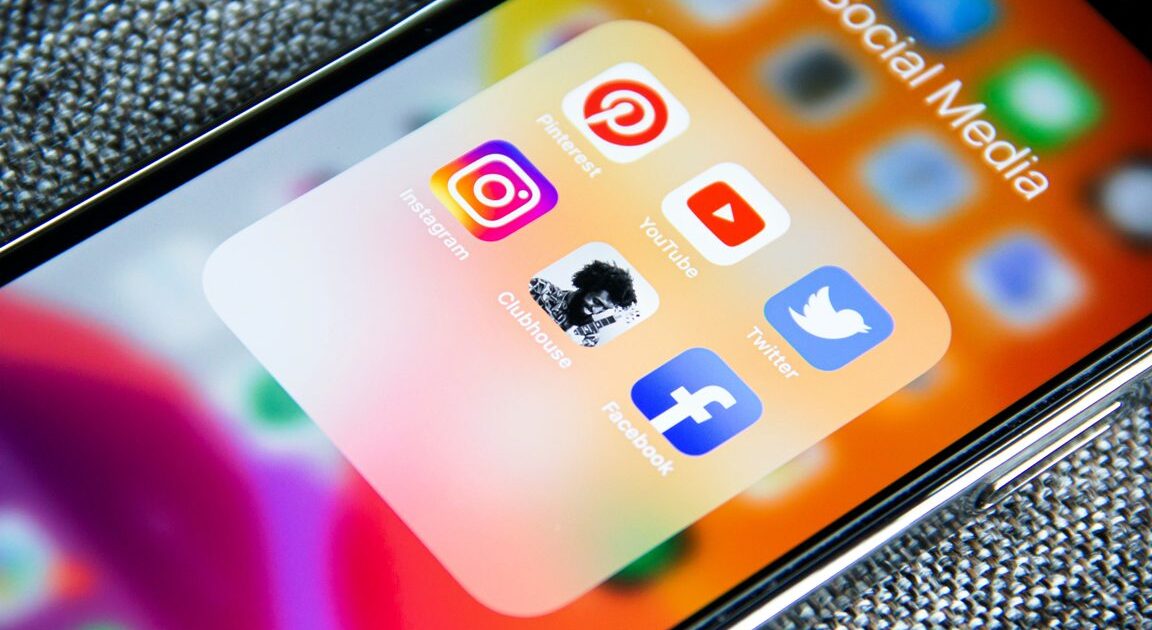 Από τα καφενεία στα social media | Parallaxi Magazine