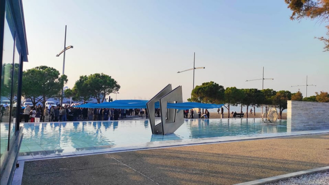 Εγκαινιάστηκε το γλυπτό «Θαλασσινός Ορίζοντας» στη Νέα Παραλία ...