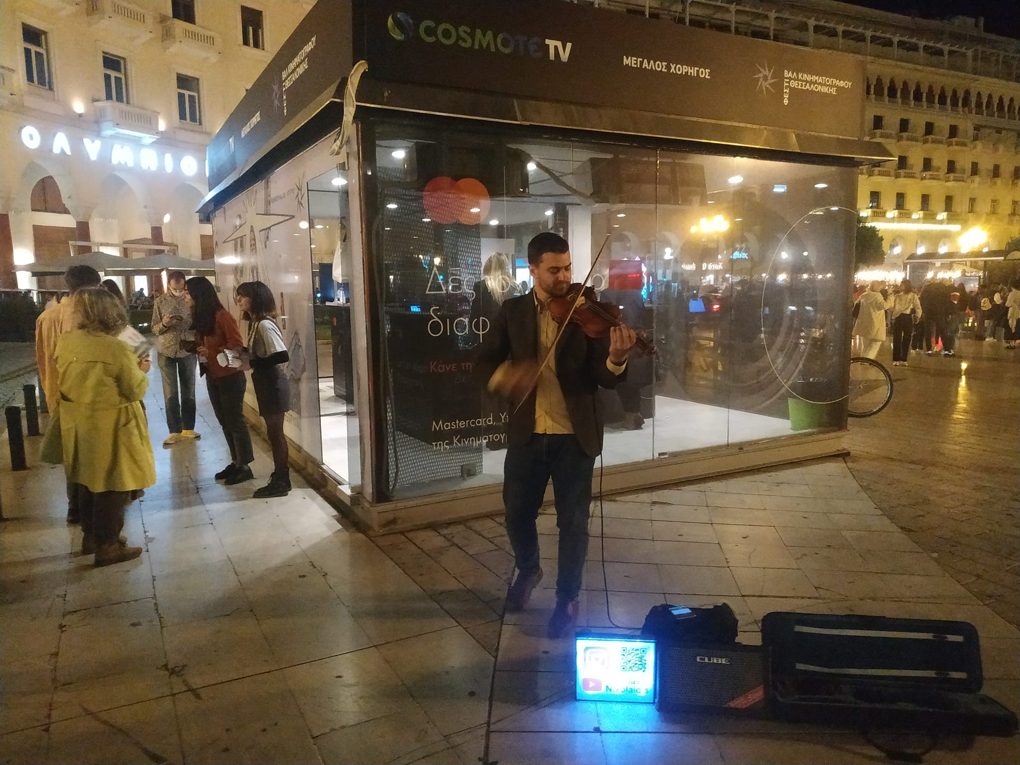 Ποιος είναι ο 29χρονος που παίζει βιολί έξω από το BOX του Φεστιβάλ ...
