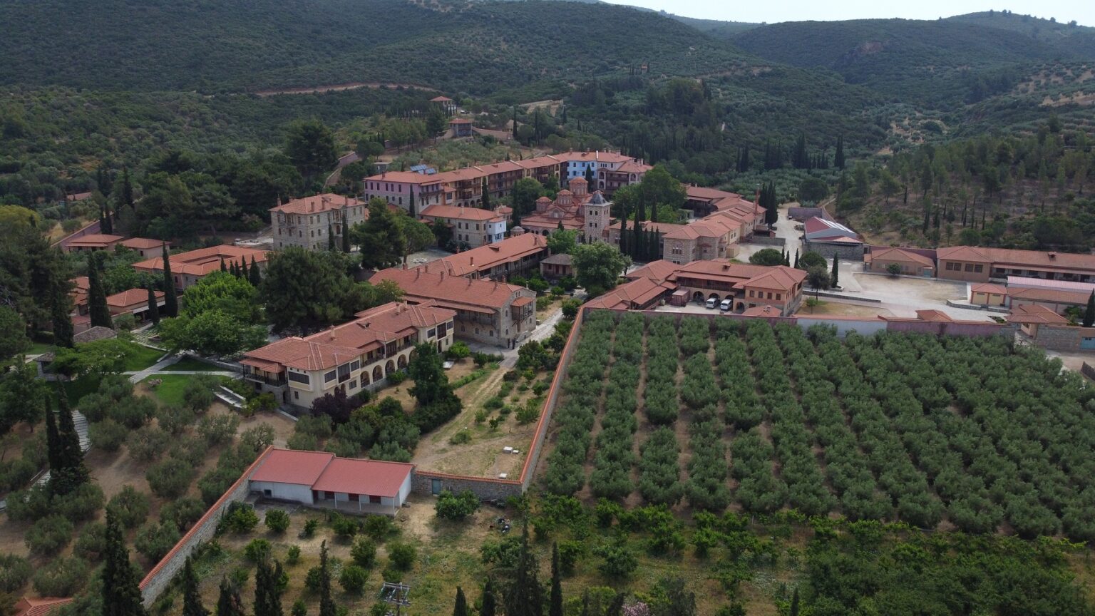 Το μεγαλύτερο γυναικείο μοναστήρι στη Ελλάδα | Parallaxi Magazine