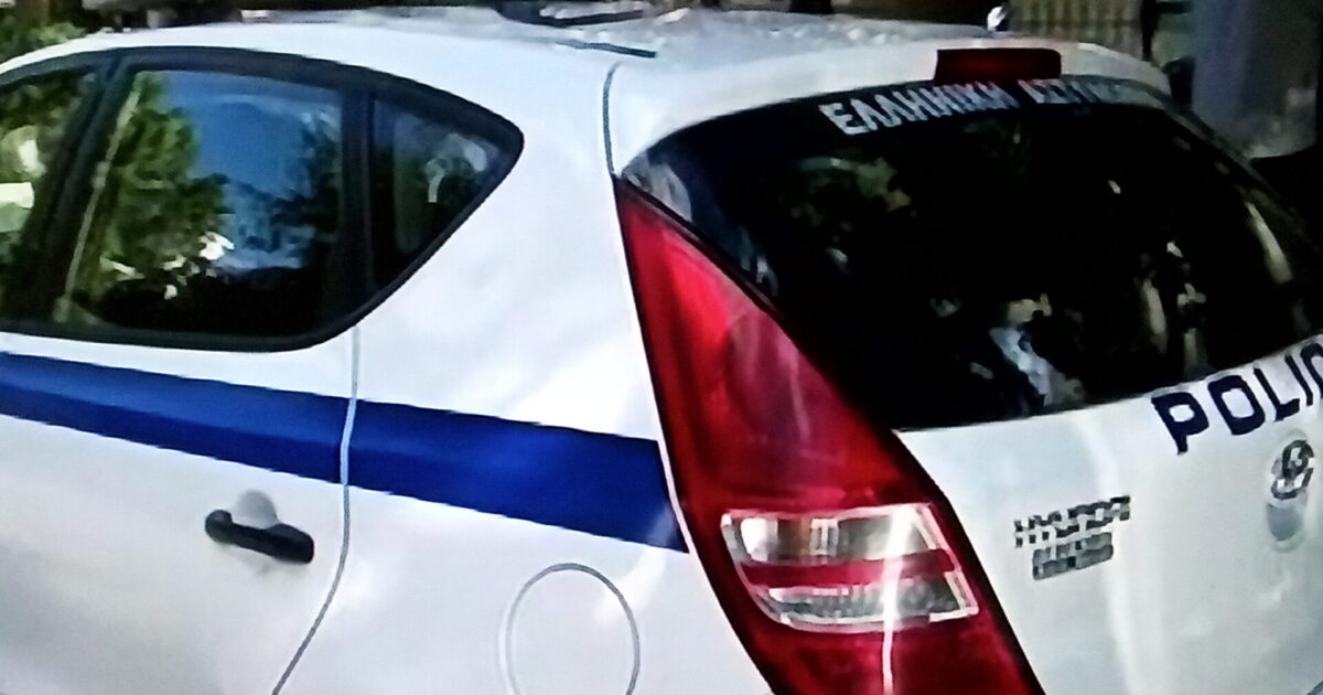 Καταγγελία-Βίντεο: «Στοίβαξαν» 10 αστυνομικούς σε ένα δωμάτιο με μία ...
