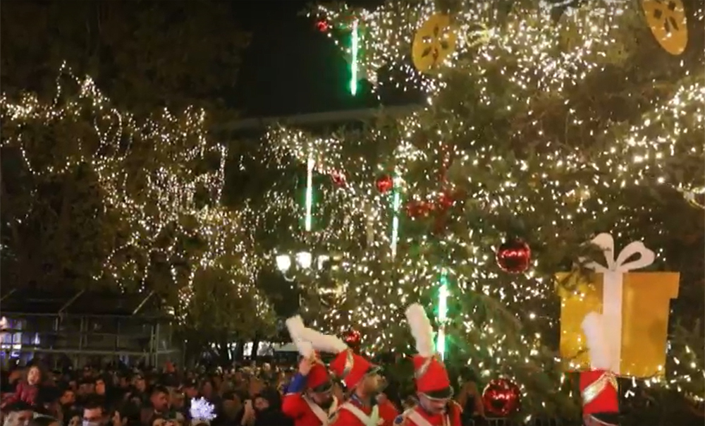 Αθήνα: Φωταγωγήθηκε το χριστουγεννιάτικο δέντρο στην Πλατεία ...