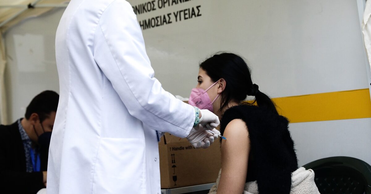 Κορονοϊός: Ποιοι πρέπει να κάνουν το νέο επικαιροποιημένο εμβόλιο – Πώς ...