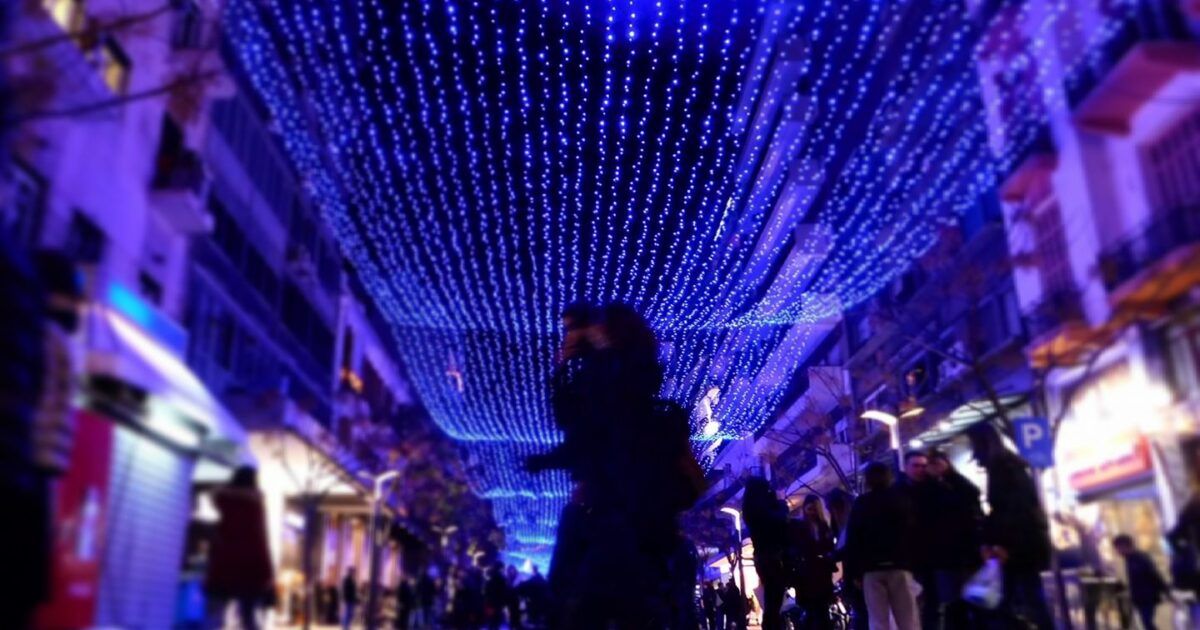 Θεσσαλονίκη: Άναψαν και τα εντυπωσιακά μπλε φώτα στον πεζόδρομο της ...