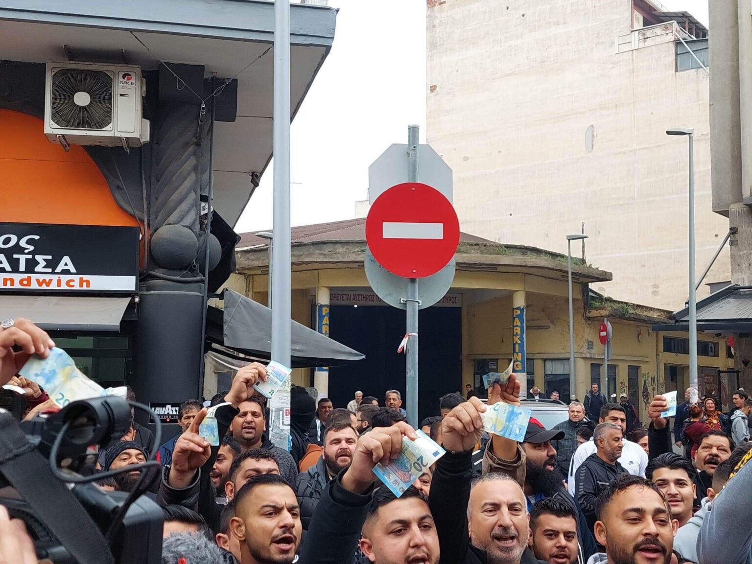 Θεσσαλονίκη-ΕΙΚΟΝΕΣ: Ρομά έκαψαν χαρτονομίσματα έξω από τα δικαστήρια ...