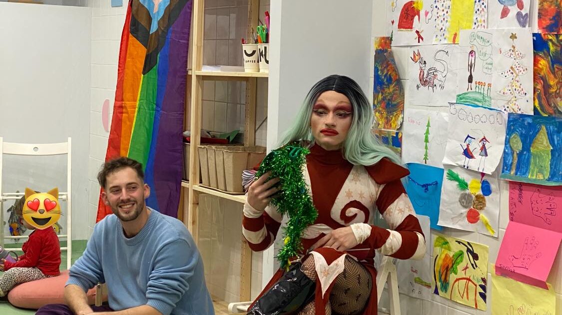 Θεσσαλονίκη: Drag Queen διάβασε παραμύθια σε παιδιά | Parallaxi Magazine