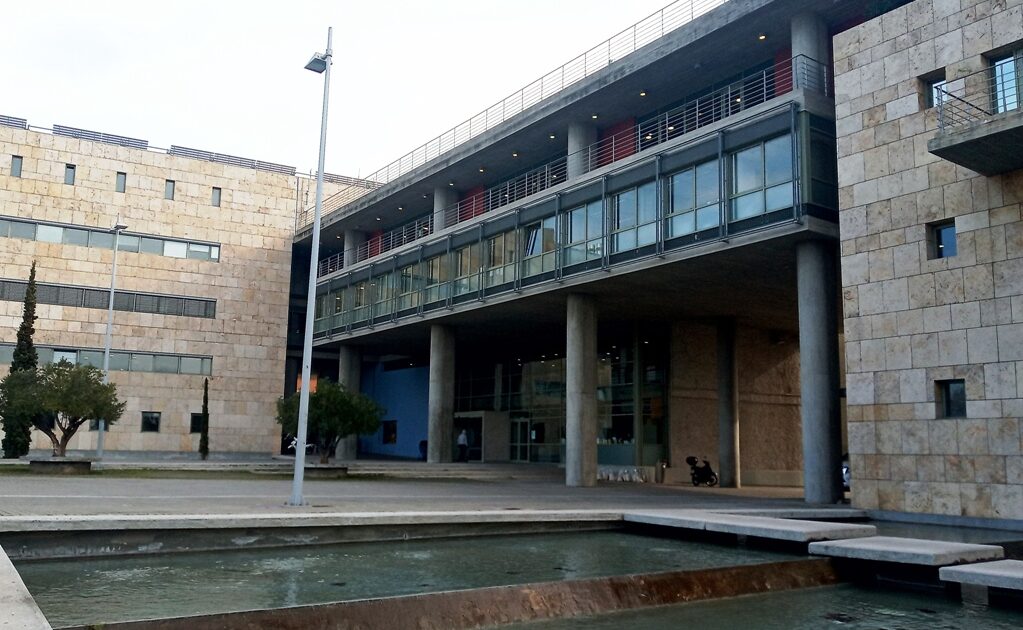 Οι όροι και οι κανόνες για τους χώρους προβολής των κομμάτων στη ...