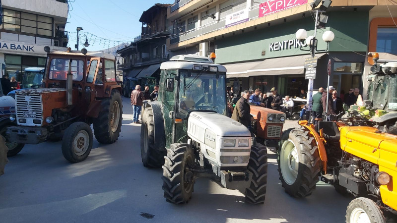Τύρναβος: Μαζική διαμαρτυρία αγροτών- Βγήκαν στους δρόμους με τρακτέρ ...