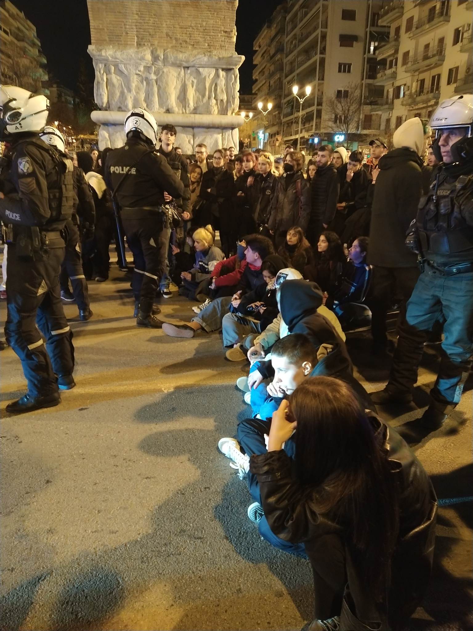 ΤΩΡΑ: Καθιστική διαμαρτυρία στην Καμάρα | Parallaxi Magazine