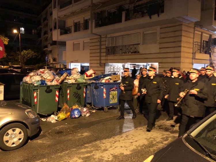 Eπιτάφιος ανάμεσα σε… σκουπίδια στη Θεσσαλονίκη | Parallaxi Magazine