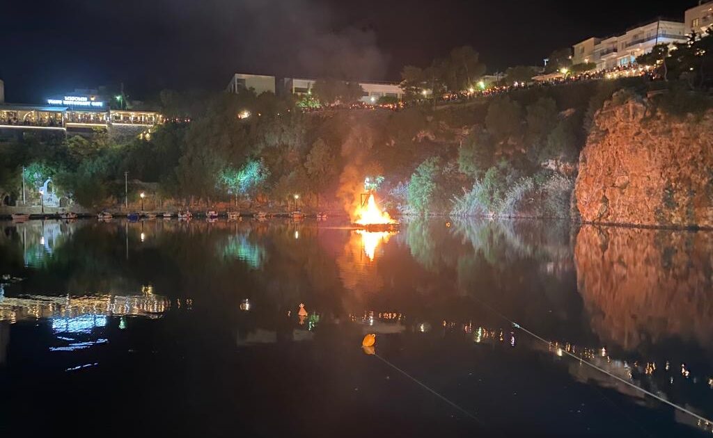 Πάσχα στην Κρήτη: Το κάψιμο του Ιούδα μέσα στη λίμνη του Αγίου Νικολάου ...