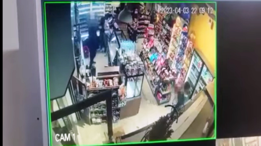 Θεσσαλονίκη: Βίντεο από τη ληστεία σε μίνι μάρκετ στην Άνω Πόλη ...