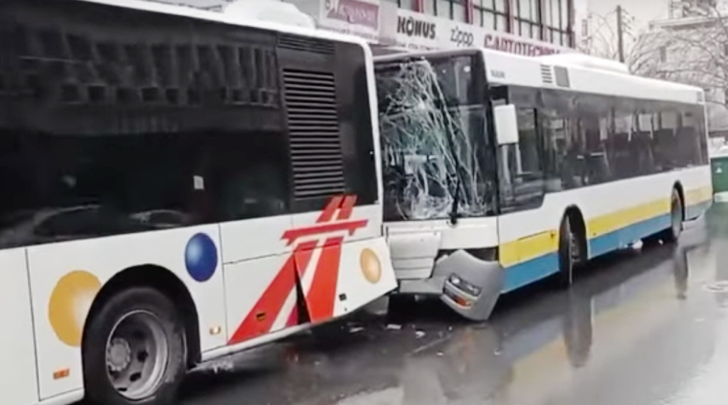 Θεσσαλονίκη: Σύγκρουση δύο λεωφορείων στην οδό Λαγκαδά | Parallaxi Magazine