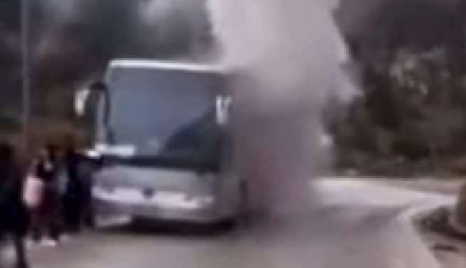 Φωτιά σε τουριστικό λεωφορείο στην Εύβοια | Parallaxi Magazine