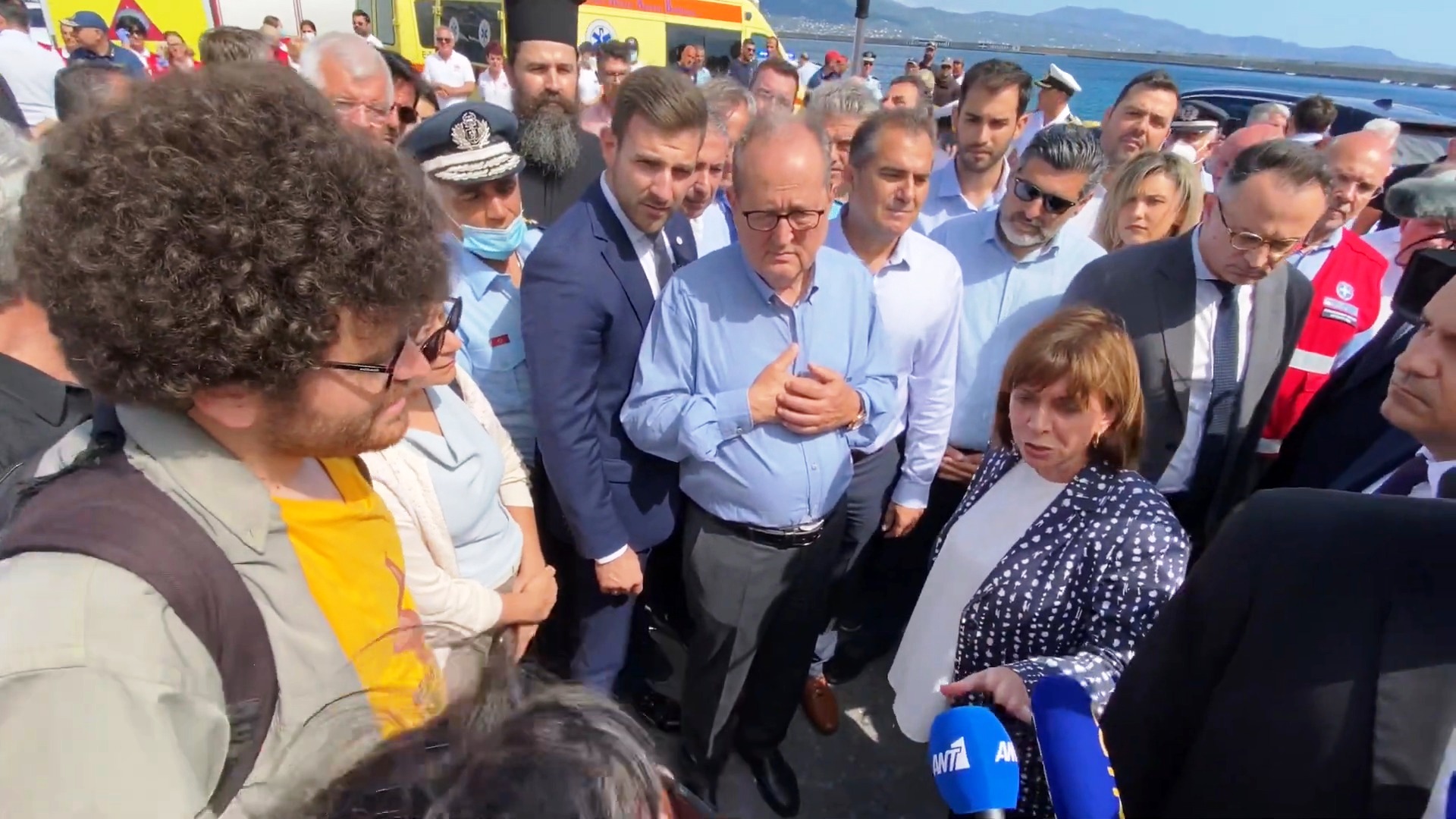 Έντονος διάλογος της ΠτΔ, με διαδηλωτές στην Καλαμάτα, για το ναυάγιο ...