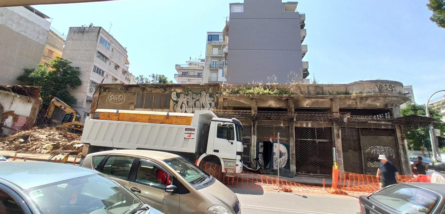 Παρελθόν από σήμερα ένα κτίριο με μεγάλη ιστορία στη γωνία Μαρτίου με Β ...
