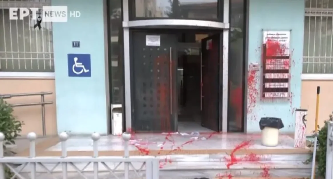 Θεσσαλονίκη: Επίθεση με μπογιές και τρικάκια στη διεύθυνση αλλοδαπών ...