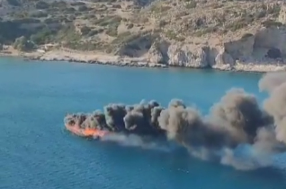 Ρόδος: Η στιγμή που τουριστικό πλοίο καίγεται ολοσχερώς | Parallaxi ...