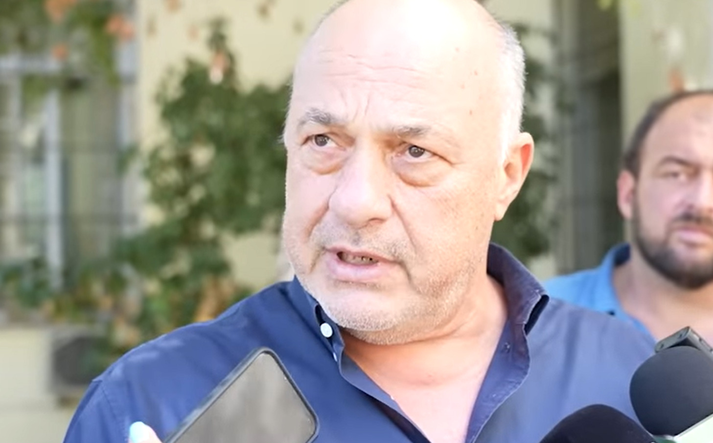 Επεισόδιο μεταξύ Μπέου και δικηγόρου έξω από εκλογικό κέντρο ...