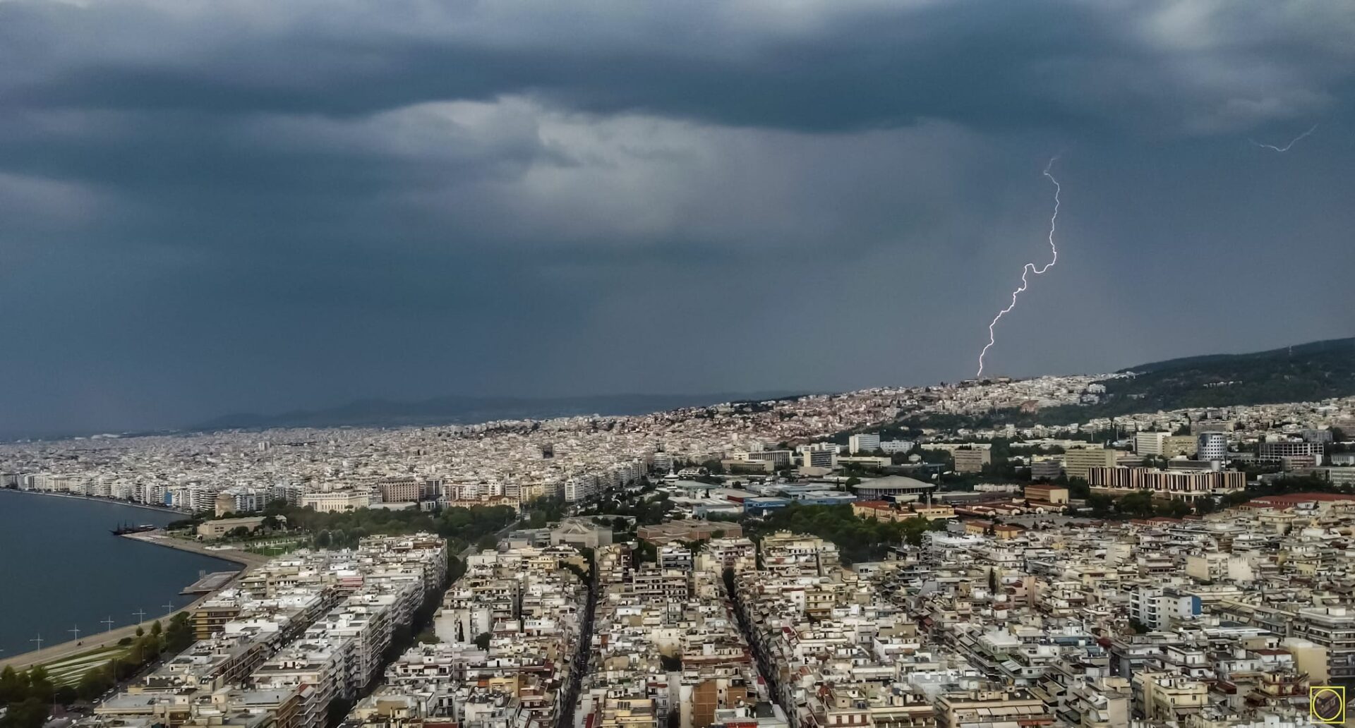 Κεραυνοί πάνω από τη Θεσσαλονίκη | Parallaxi Magazine