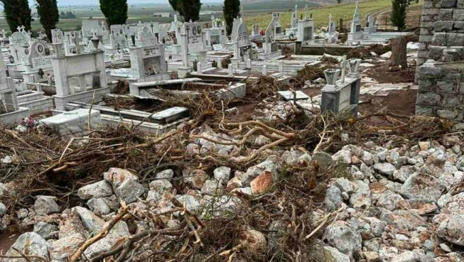 Εικόνες αποκάλυψης στο νεκροταφείο Βρυσιών στα Φάρσαλα- Δραματικές ...