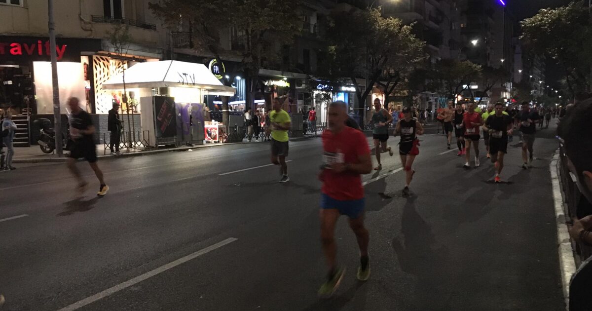 Πάνω από 8.000 δρομείς στην εκκίνηση των 5.000μ. του Νυχτερινού ...