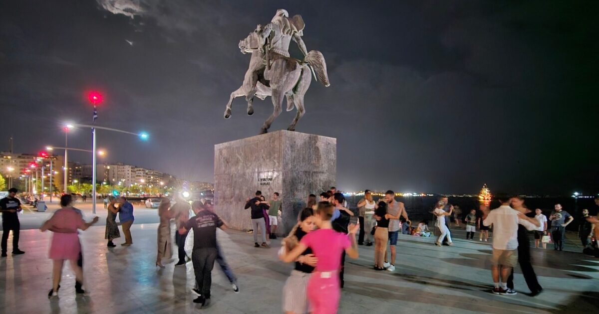 Χορεύοντας τανγκό κάτω από το φεγγάρι στο άγαλμα του Μέγα Αλέξανδρου ...