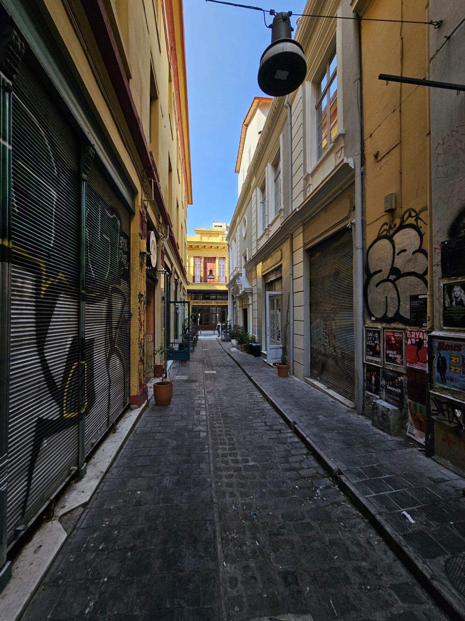 Ο πιο όμορφος στενός δρόμος του Μεσοπολέμου στο ιστορικό κέντρο της ...