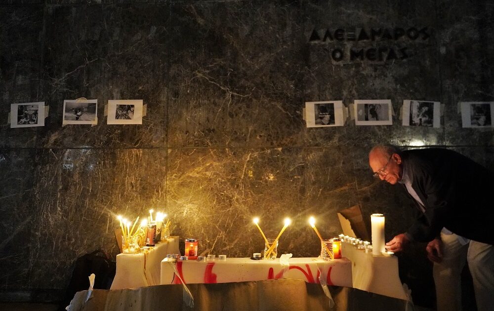 Θεσσαλονίκη: Ένα κεράκι για τους νεκρούς στη Μέση Ανατολή | Parallaxi ...