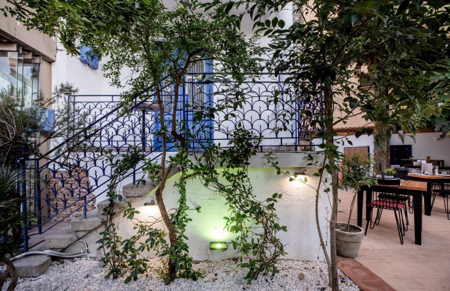 Πλάι στη Μόνη Λαζαριστών υπάρχει μια Πόρτα που είναι πάντα ανοιχτή στη ...