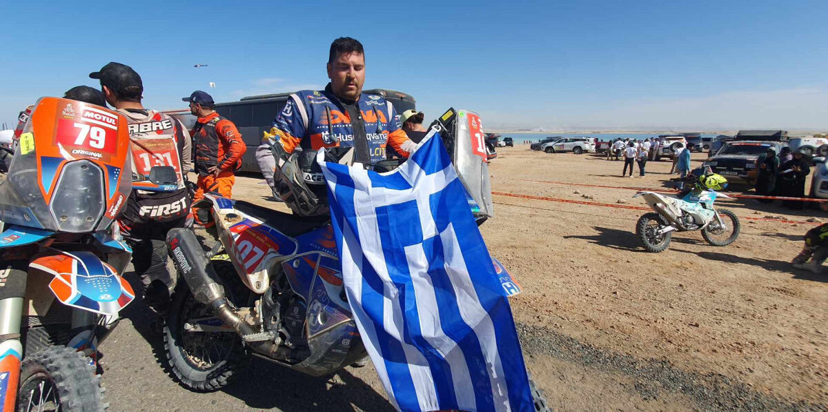 Στον τερματισμό του Dakar 2024 με την ελληνική σημαία | Parallaxi Magazine
