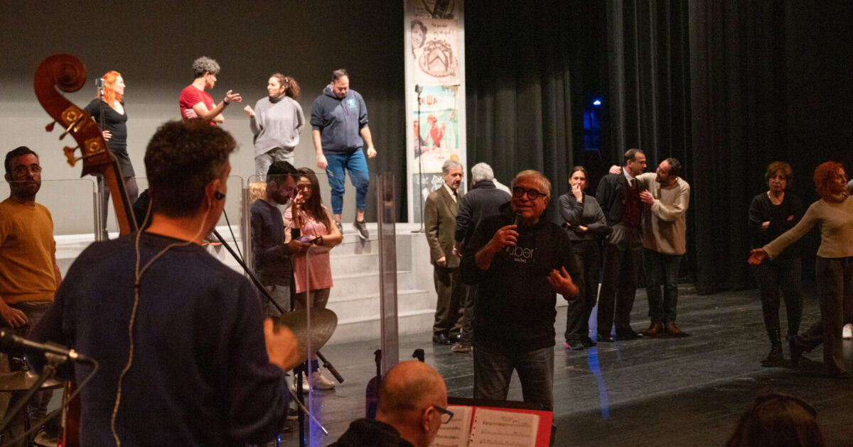 Έρχονται οι “Κωμικοί” των Πιατά & Σερέφα – Μπήκαμε στις πρόβες της νέας ...