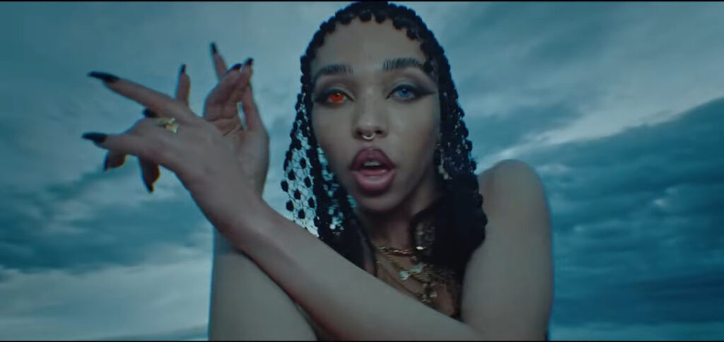 Λογοκρίθηκε διαφήμιση της Calvin Klein με τη FKA Twigs επειδή ...