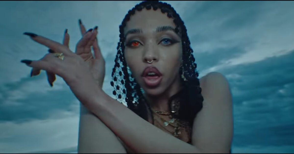 Λογοκρίθηκε διαφήμιση της Calvin Klein με τη FKA Twigs επειδή ...