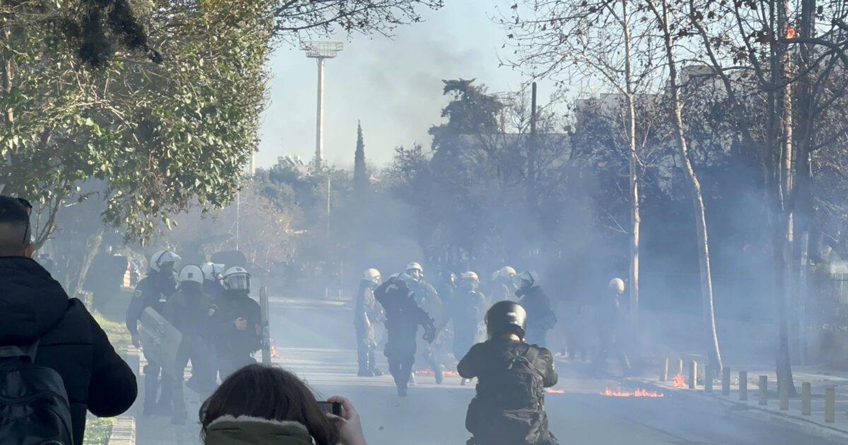 Θεσσαλονίκη: Ένταση με μολότοφ και δακρυγόνα στην Αγ. Δημητρίου ...