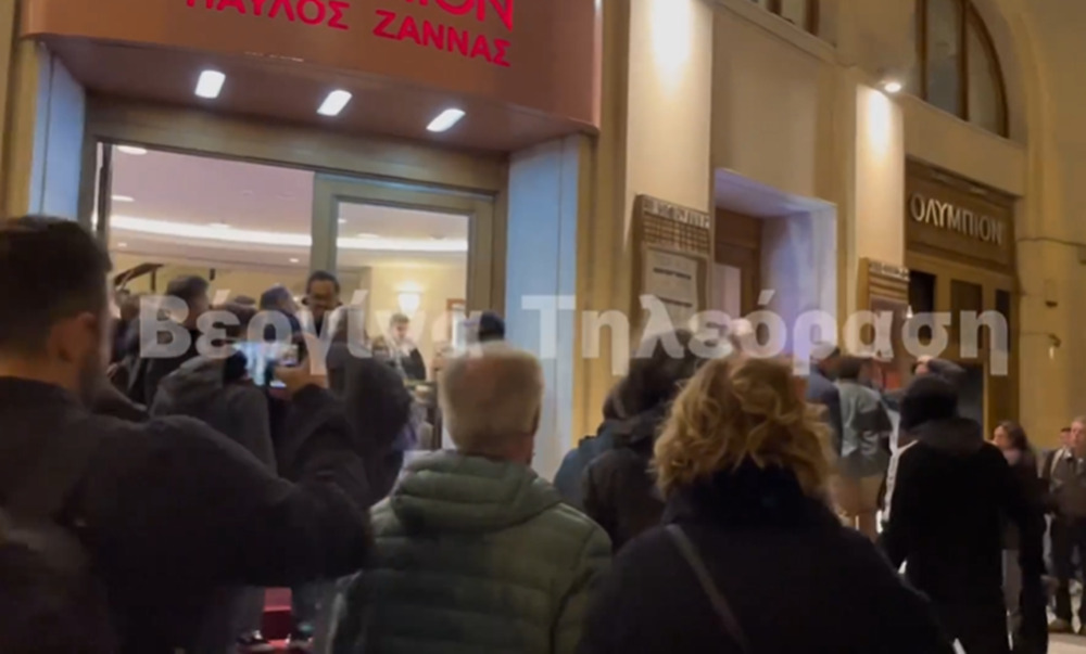 Θεσσαλονίκη: Η στιγμή που κουκουλοφόρος χτυπάει αστυνομικό με κράνος ...
