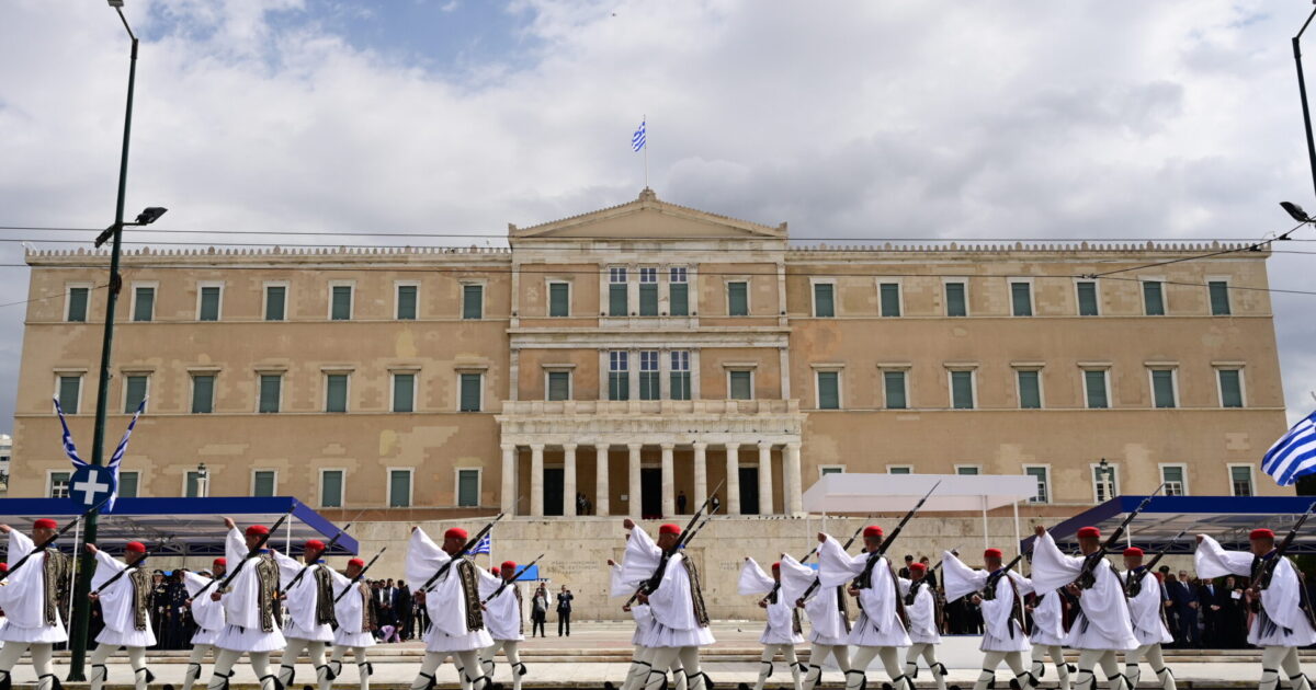 25η Μαρτίου: Εικόνες από τη μεγάλη στρατιωτική παρέλαση στην Αθήνα ...