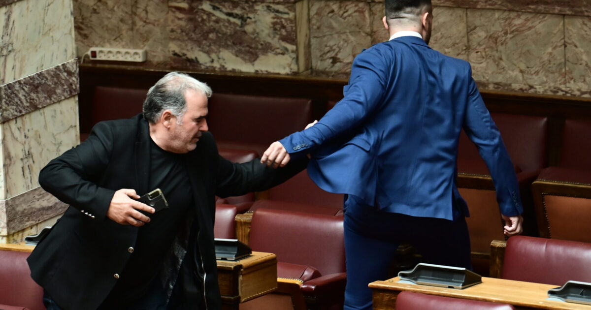 Ο ανεξάρτητος βουλευτής Φλώρος γρονθοκόπησε τον βουλευτή της Ελληνικής ...
