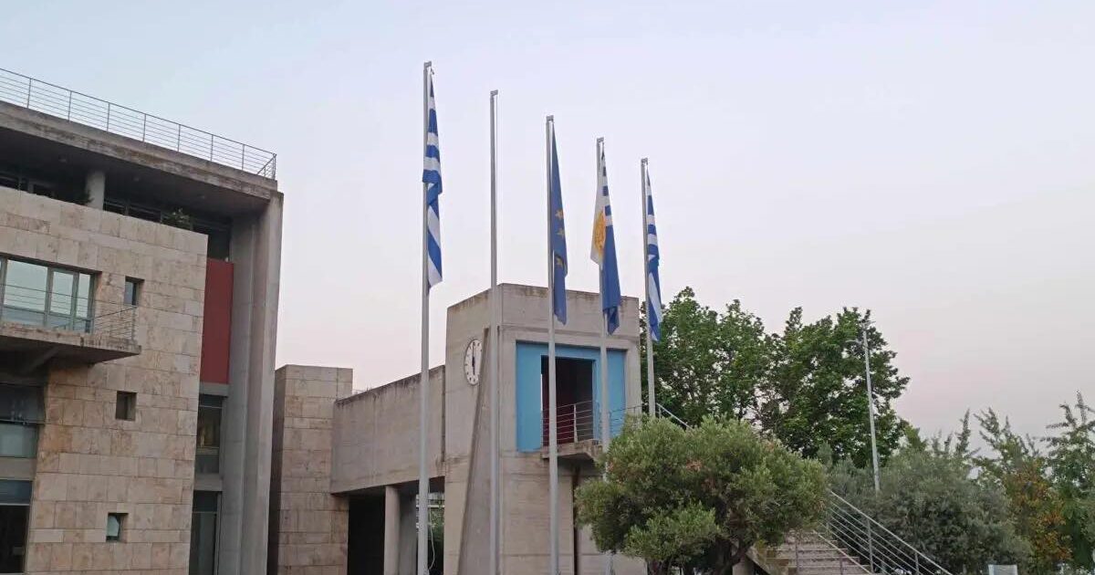 Θεσσαλονίκη: Κατέβασαν τη σημαία του ΠΑΟΚ από το Δημαρχιακό Μέγαρο ...