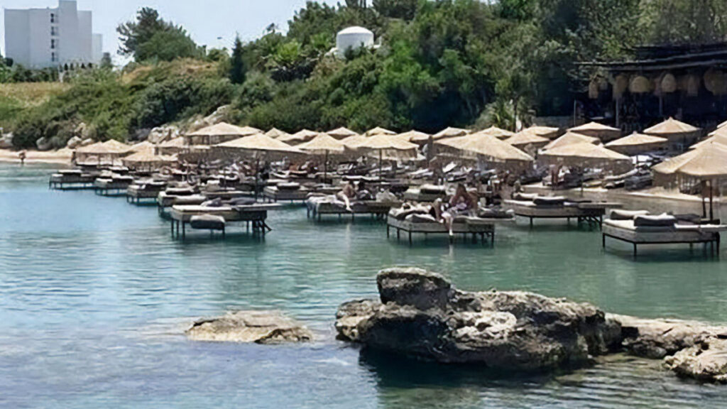 Ρόδος: Στο ίδιο έργο θεατές με τις ξαπλώστρες εντός της θάλασσας ...
