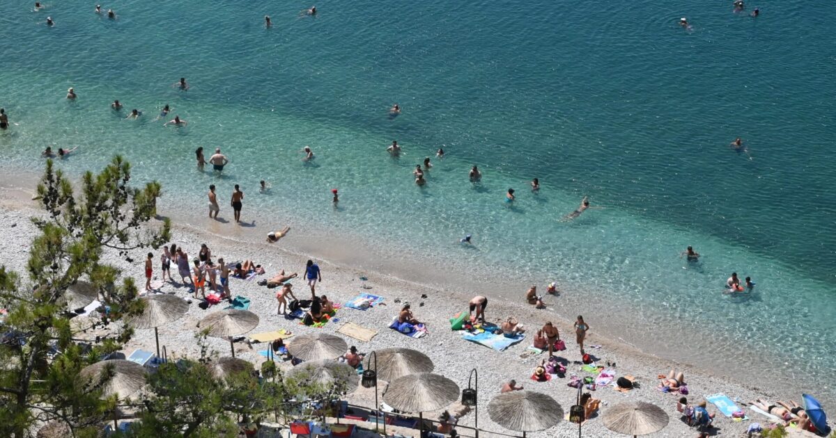 Τι προβλέπει ο νόμος για ξαπλώστρες και ομπρέλες – Τα δικαιώματα και οι ...