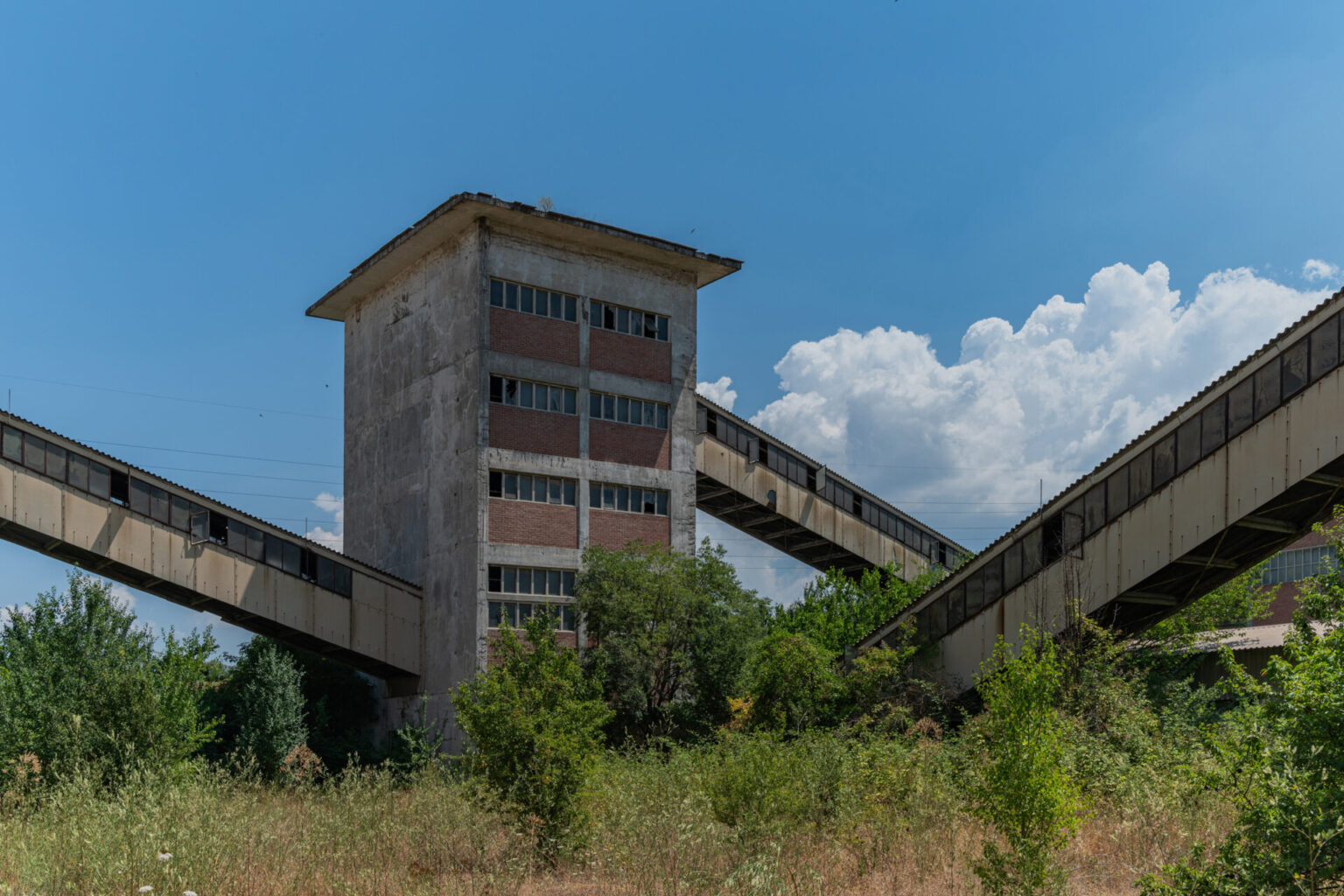 Oδοιπορικό στο εγκαταλελειμμένο εργοστάσιο της ΑΕΒΑΛ | Parallaxi Magazine