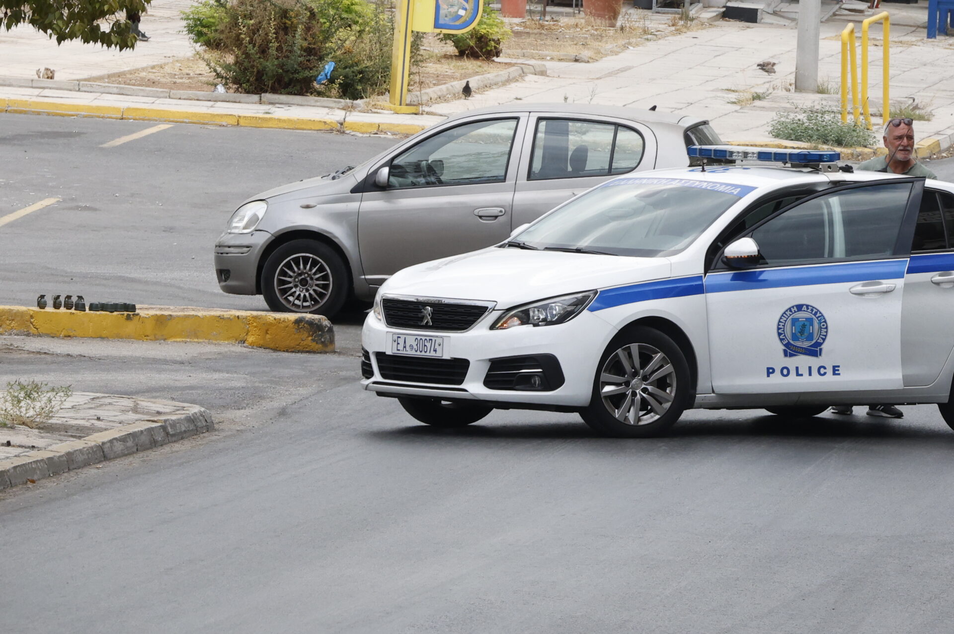 Αδιανόητη καταγγελία: Αστυνομικός με πολιτικά έβγαλε εκπαιδευτικό από ...